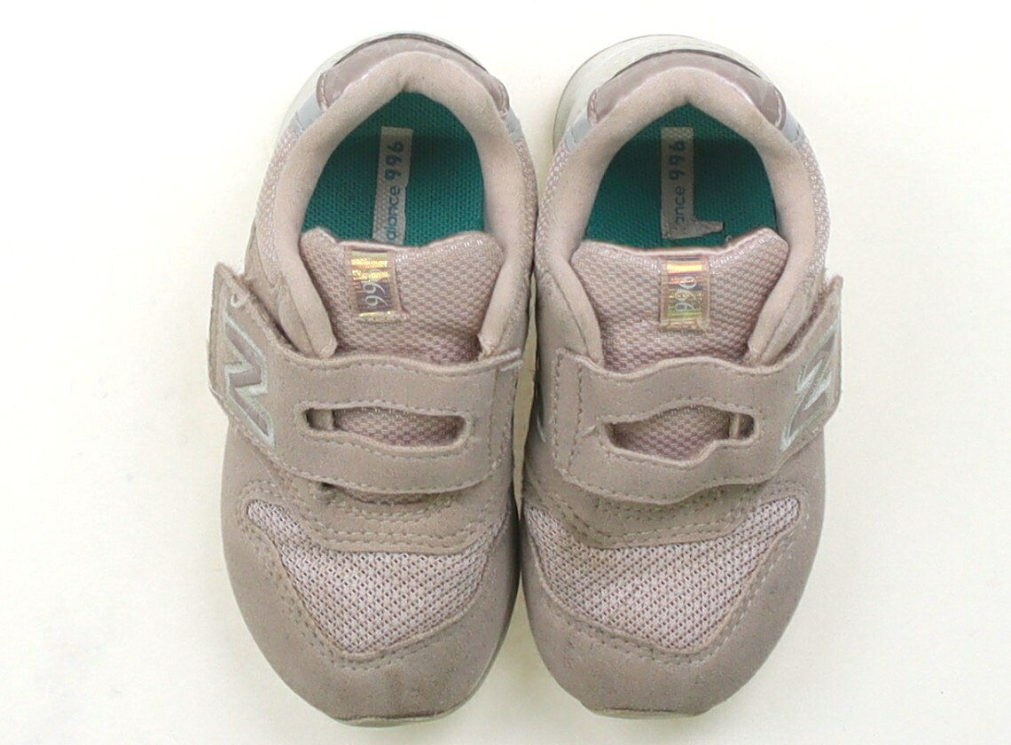　ブランド 　New Balance(ニューバランス) 　カテゴリー 　スニーカー 　サイズ 　靴14cm〜 　色 　オペラピンク 　状態 　★★★ 　記名 　なし 　ジャンル 　Girl 全体に黒ずみ汚れがありますが、まだまだ普段着として...