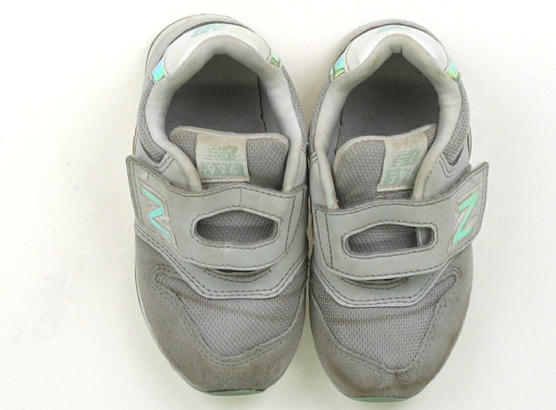 　ブランド 　New Balance(ニューバランス) 　カテゴリー 　スニーカー 　サイズ 　靴15cm〜 　色 　ライトグレー、ミント、ラメ 　状態 　★★（返品不可） 　記名 　なし 　ジャンル 　Girl 15cm表記。全体に汚れ、...