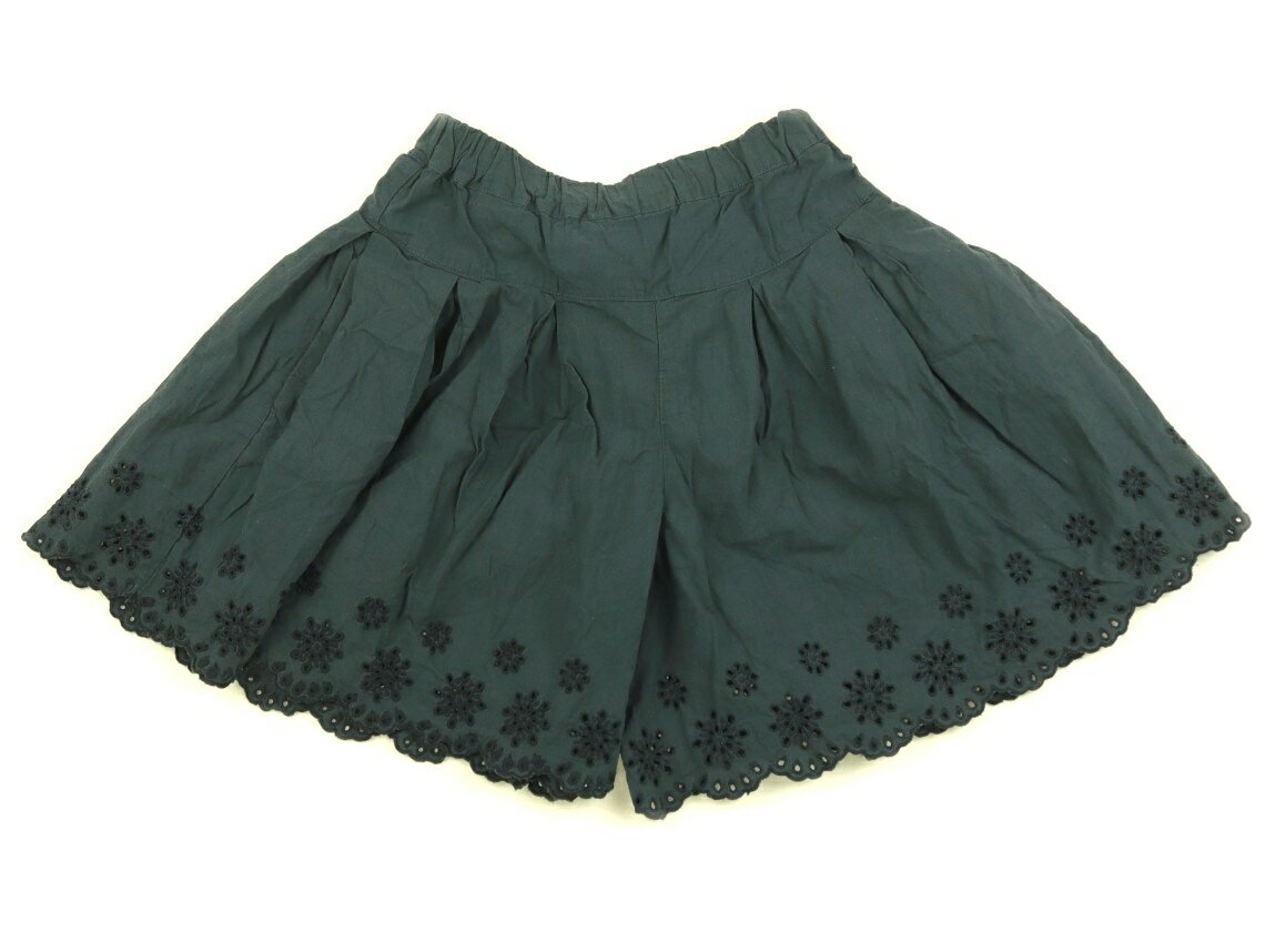 　ブランド 　BeBe(べべ) 　カテゴリー 　キュロット 　サイズ 　120サイズ 　色 　オールドグリーン 　状態 　★★★ 　記名 　なし 　ジャンル 　Girl コットン・リネン素材。ウエストは総ゴムです。色褪せ・洗いざらし感があり...