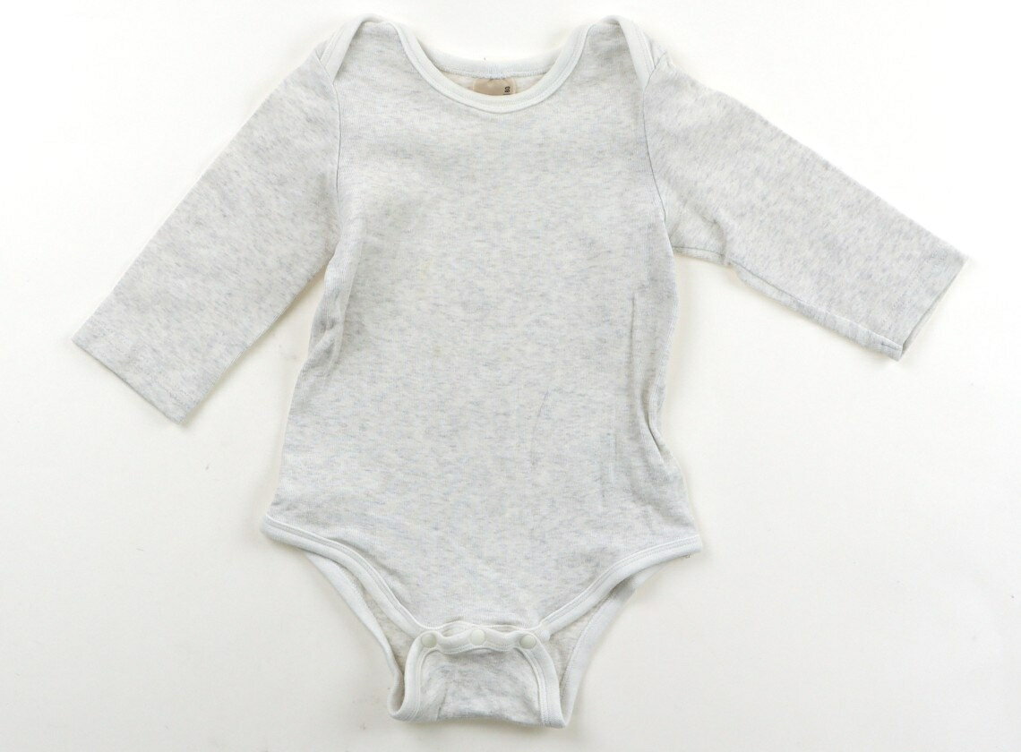 　ブランド 　petit main(プティマイン) 　カテゴリー 　ロンパース 　サイズ 　80サイズ 　色 　ライトグレー 　状態 　★★（返品不可） 　記名 　なし 　ジャンル 　Girl 品質タグにシールはがし跡のノリ残りあり。前身頃...