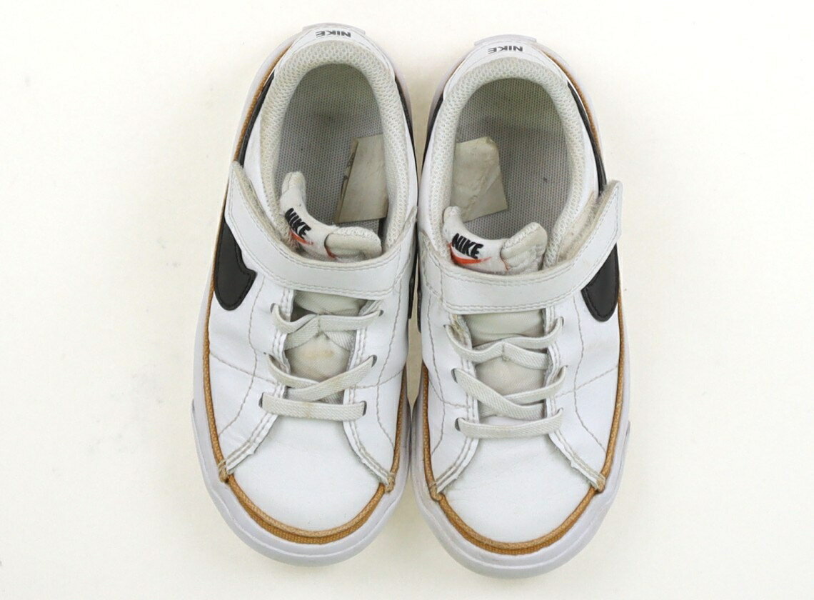 　ブランド 　NIKE(ナイキ) 　カテゴリー 　スニーカー 　サイズ 　靴16cm〜 　色 　オフ・ブラック 　状態 　★★★ 　記名 　なし 　ジャンル 　Boy 全体に汚れがありますが、きれいにお手入れされています。キャンバス部分に色...