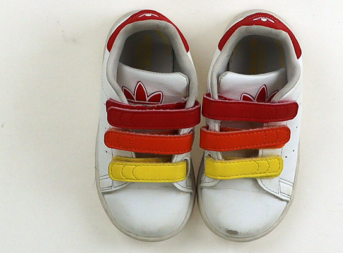 　ブランド 　Adidas(アディダス) 　カテゴリー 　スニーカー 　サイズ 　靴14cm〜 　色 　白、赤、オレンジ、黄 　状態 　★★（返品不可） 　記名 　なし 　ジャンル 　Boy 14cm表記。履きヨレ、裏やソールに黄ばみと汚れ...