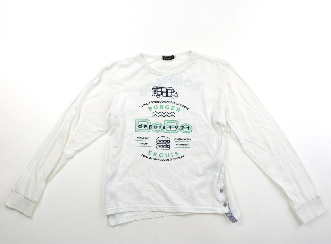 　ブランド 　BeBe(べべ) 　カテゴリー 　Tシャツ・カットソー 　サイズ 　150サイズ 　色 　オフ・ブルーストライプ 　状態 　★★★ 　記名 　なし 　ジャンル 　Boy 裾ボタン付きスリット。全体に色あせ・毛羽立ちがありますが...