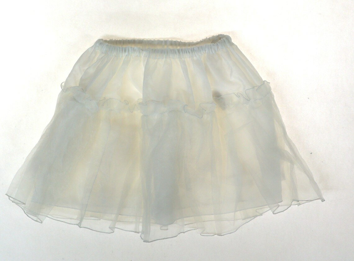 　ブランド 　Catherine Cottage(キャサリン・コテージ) 　カテゴリー 　スカート 　サイズ 　100サイズ 　色 　オフ白 　状態 　★★★ 　記名 　なし 　ジャンル 　Girl 裏地にオーガンジーフリルが付いたパニエで...