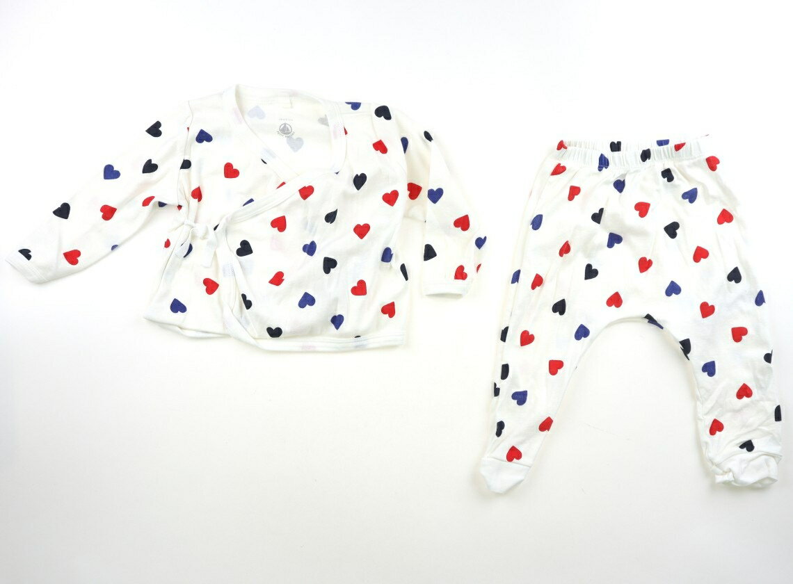 　ブランド 　PETIT BATEAU(プチバトー) 　カテゴリー 　パジャマ 　サイズ 　80サイズ 　色 　白・ハート柄 　状態 　★★★★ 　記名 　なし 　ジャンル 　Girl 実際のサイズ表記は18M/81cm。目立った汚れのない...