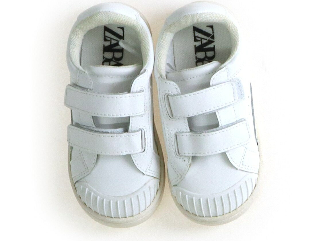 　ブランド 　ZARA(ザラ) 　カテゴリー 　スニーカー 　サイズ 　靴15cm〜 　色 　白 　状態 　★★★ 　記名 　なし 　ジャンル 　Boy 実際のサイズ表記は24です。サイズ表をご参照ください。右のシュータンに茶色い汚れと、靴...