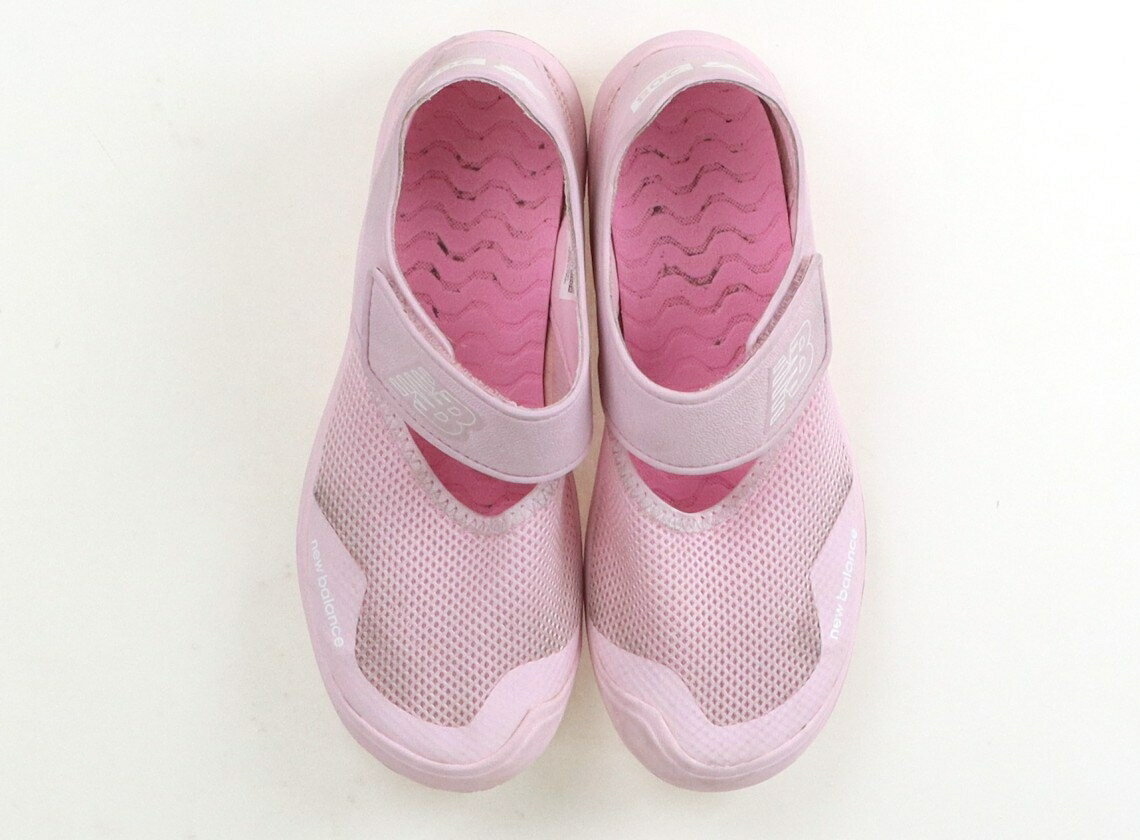 　ブランド 　New Balance(ニューバランス) 　カテゴリー 　サンダル 　サイズ 　靴20cm〜 　色 　ピンク 　状態 　★★（返品不可） 　記名 　なし 　ジャンル 　Girl 実際のサイズ表記は22.5cm。履き口・中敷きの...