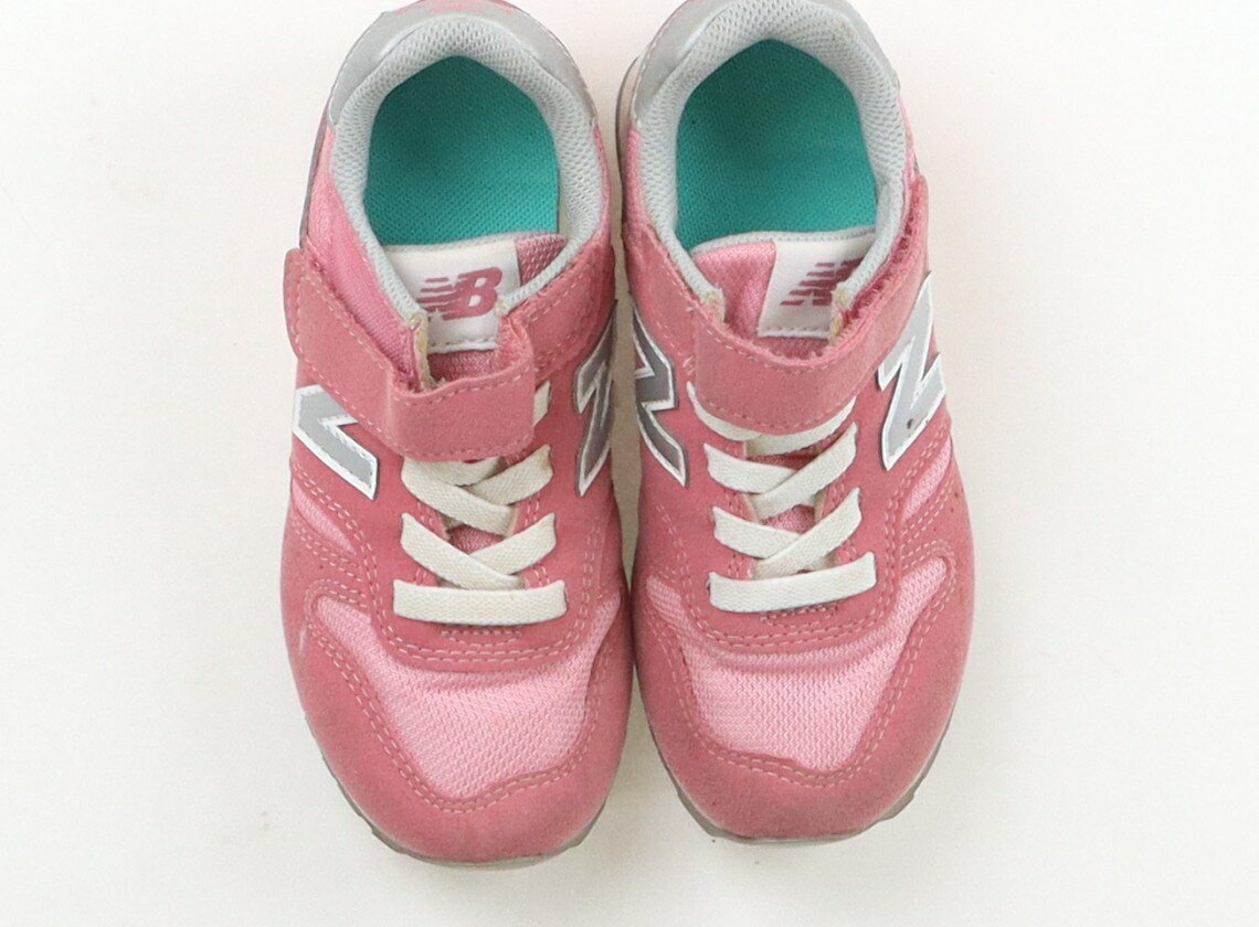 　ブランド 　New Balance(ニューバランス) 　カテゴリー 　スニーカー 　サイズ 　靴17cm〜 　色 　ピンク 　状態 　★★★ 　記名 　なし 　ジャンル 　Girl 実際のサイズ表記は、17.5cm。いくつかのシミあり。全...