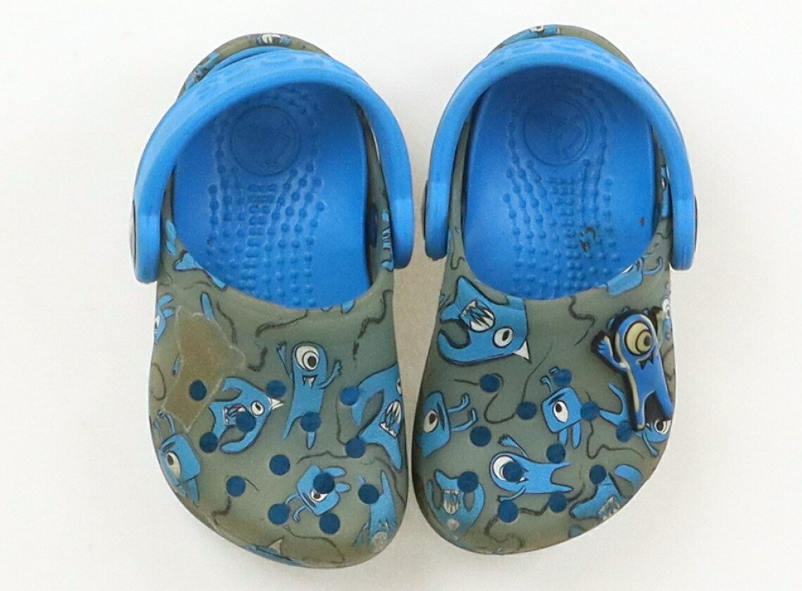 　ブランド 　CROCS(クロックス) 　カテゴリー 　サンダル 　サイズ 　靴13cm〜 　色 　グレー・青・モンスター 　状態 　★★（返品不可） 　記名 　なし 　ジャンル 　Boy 4C5表記。サイズ表をご参照ください。汚れ、プリン...