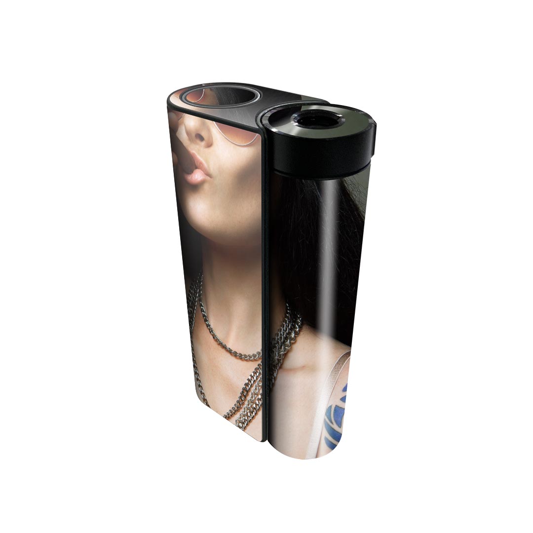 商品特徴・貼るだけでかんたん着せ替え、glo hyperx2 専用デザインスキンシール・高精細プリントで写真と遜色のない仕上がり！半光沢シートでしっとりツヤのある表現力・正面に加え、天面・底面シールがセットで一体感アップ！・ちょっとしたすり...