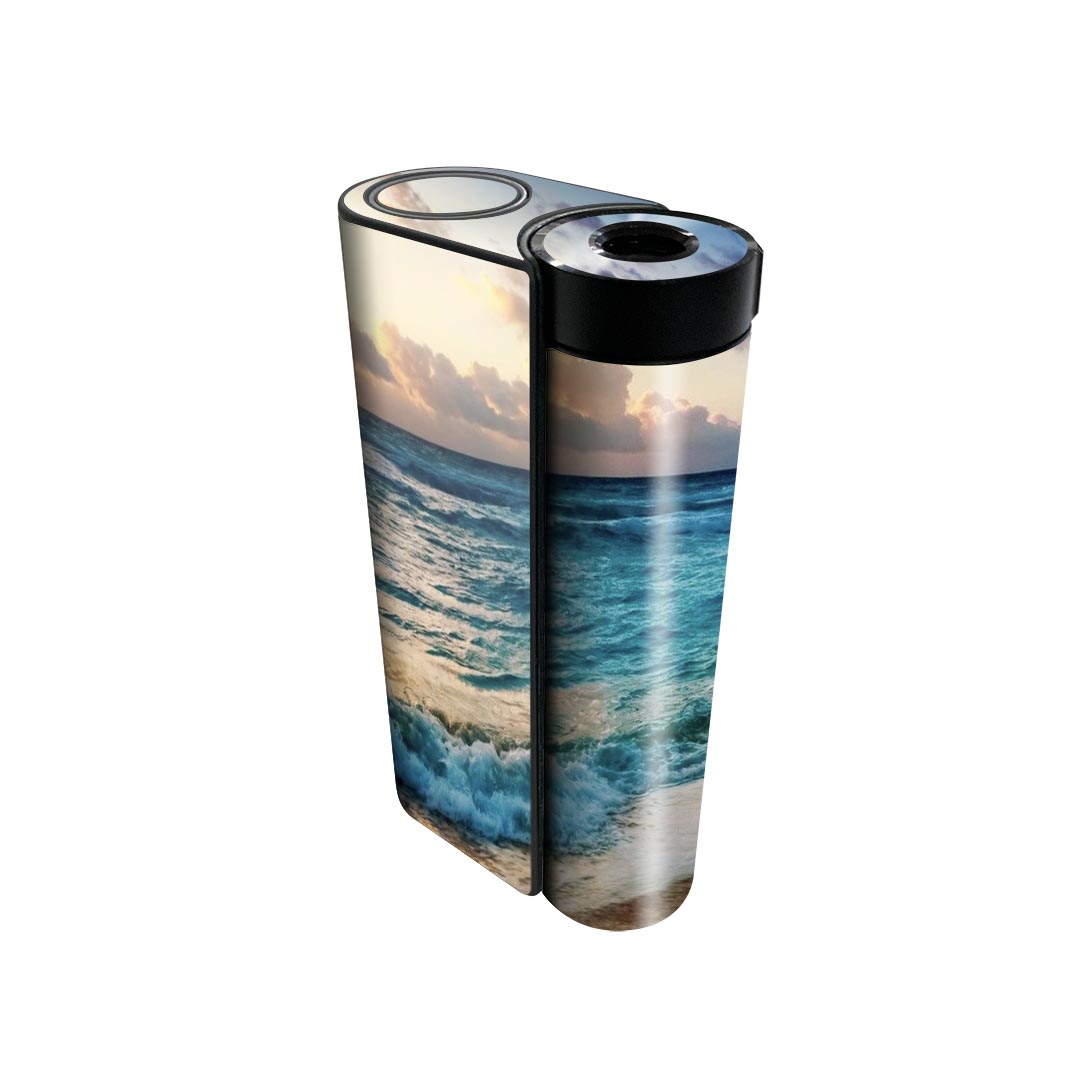 商品特徴・貼るだけでかんたん着せ替え、glo hyperx2 専用デザインスキンシール・高精細プリントで写真と遜色のない仕上がり！半光沢シートでしっとりツヤのある表現力・正面に加え、天面・底面シールがセットで一体感アップ！・ちょっとしたすり...