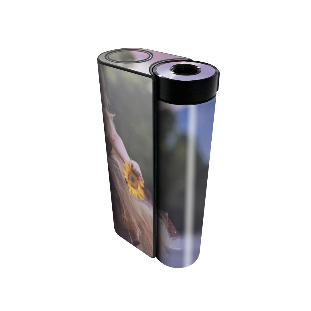 商品特徴・貼るだけでかんたん着せ替え、glo hyperx2 専用デザインスキンシール・高精細プリントで写真と遜色のない仕上がり！半光沢シートでしっとりツヤのある表現力・正面に加え、天面・底面シールがセットで一体感アップ！・ちょっとしたすり...