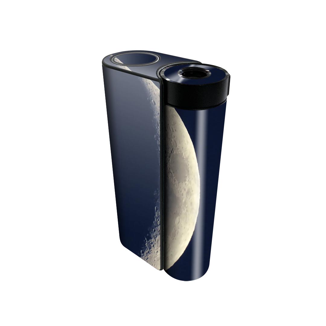 商品特徴・貼るだけでかんたん着せ替え、glo hyperx2 専用デザインスキンシール・高精細プリントで写真と遜色のない仕上がり！半光沢シートでしっとりツヤのある表現力・正面に加え、天面・底面シールがセットで一体感アップ！・ちょっとしたすり...