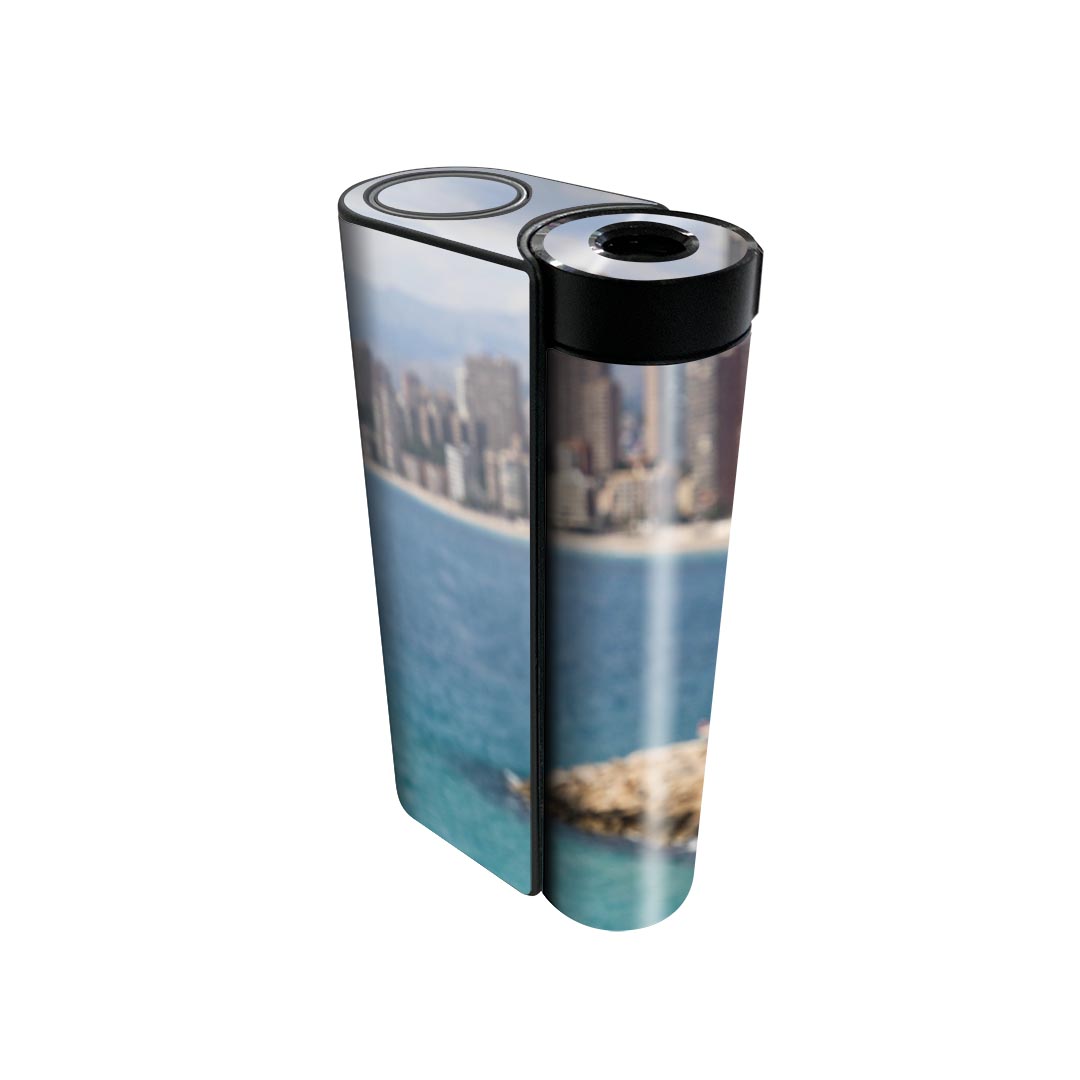 商品特徴・貼るだけでかんたん着せ替え、glo hyperx2 専用デザインスキンシール・高精細プリントで写真と遜色のない仕上がり！半光沢シートでしっとりツヤのある表現力・正面に加え、天面・底面シールがセットで一体感アップ！・ちょっとしたすり...