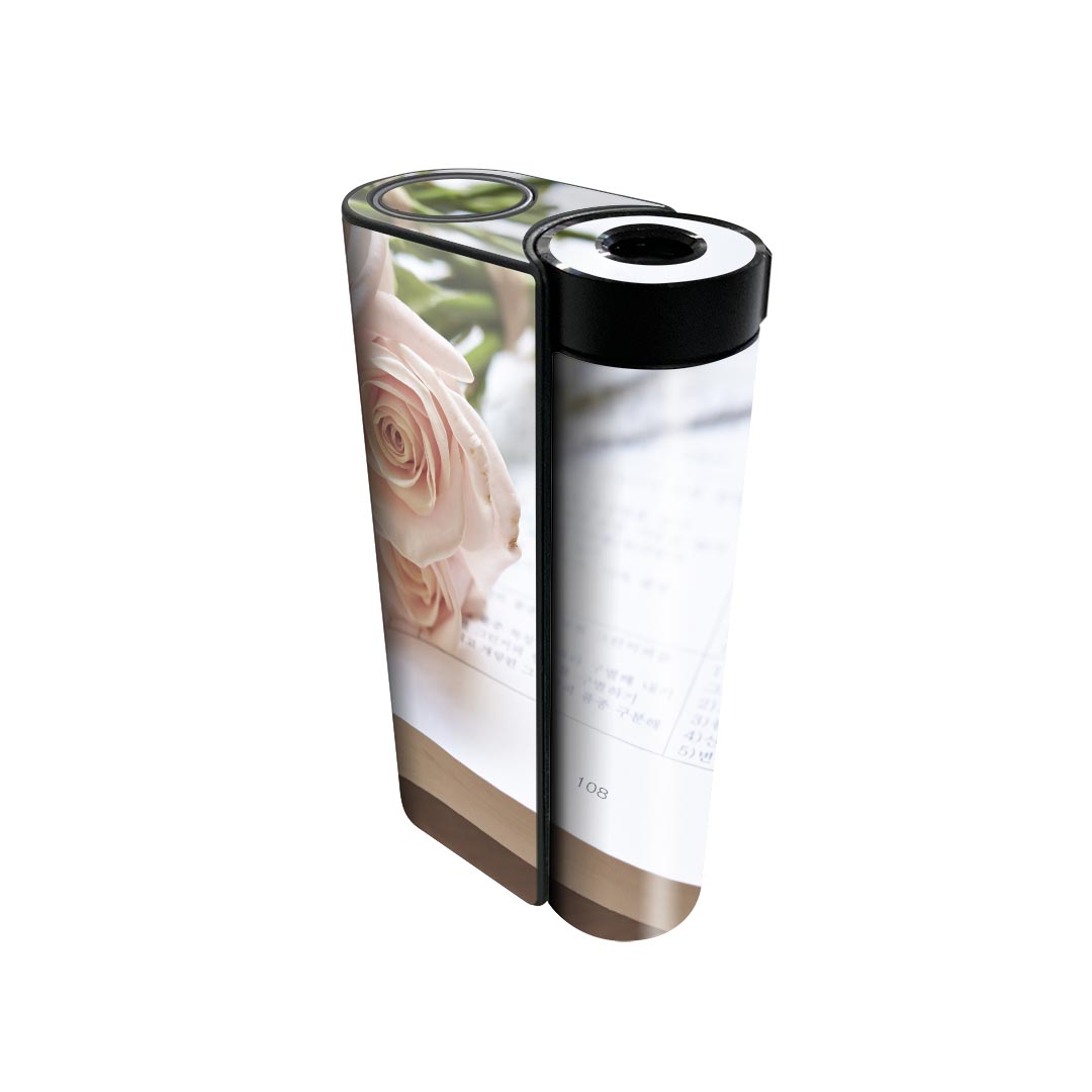 商品特徴・貼るだけでかんたん着せ替え、glo hyperx2 専用デザインスキンシール・高精細プリントで写真と遜色のない仕上がり！半光沢シートでしっとりツヤのある表現力・正面に加え、天面・底面シールがセットで一体感アップ！・ちょっとしたすり...