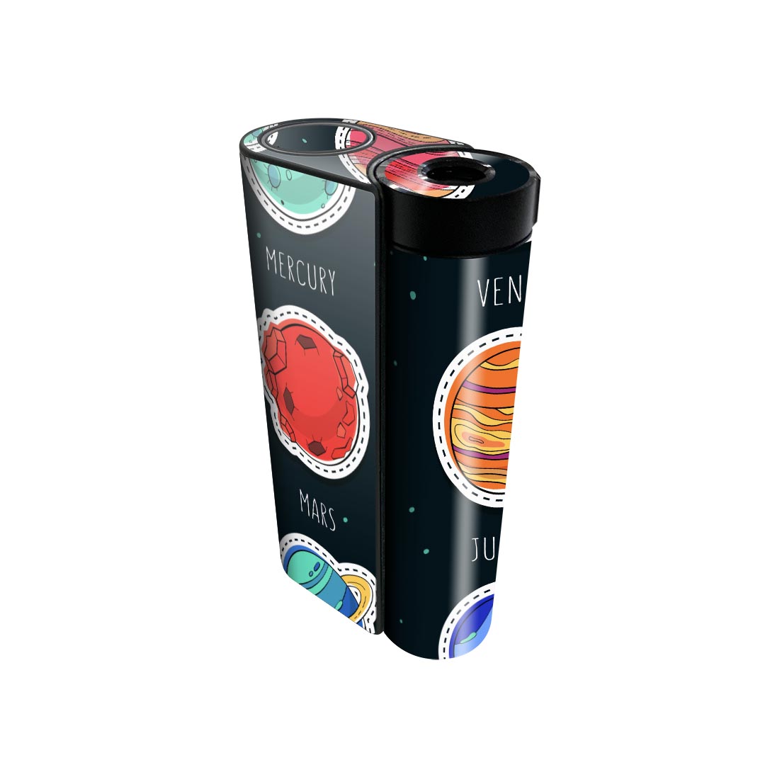 商品特徴・貼るだけでかんたん着せ替え、glo hyperx2 専用デザインスキンシール・高精細プリントで写真と遜色のない仕上がり！半光沢シートでしっとりツヤのある表現力・正面に加え、天面・底面シールがセットで一体感アップ！・ちょっとしたすり...