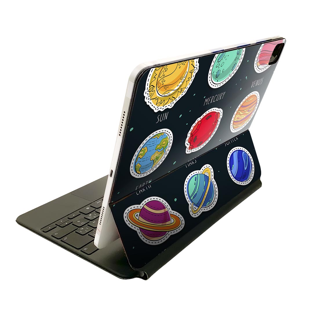 商品特徴・貼るだけでおしゃれに簡単着せ替え、Magic Keyboard 全面デザインスキンシール！・高精細プリントで写真と遜色がない仕上がり！・ちょっとしたすり傷から端末を保護！・「裸で持つ派」の人にはもちろん、お手持ちのクリアケース付け...