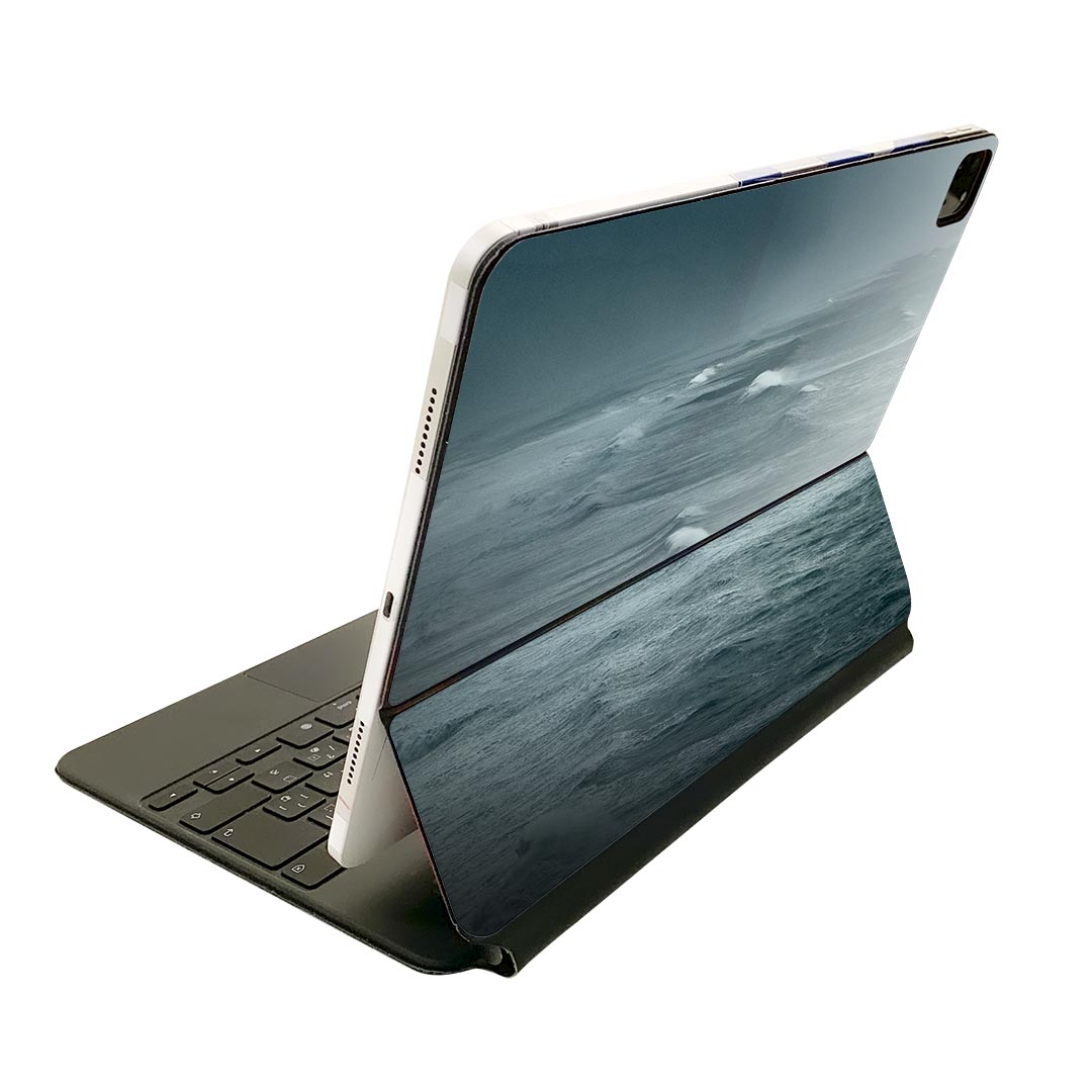 商品特徴・貼るだけでおしゃれに簡単着せ替え、Magic Keyboard 全面デザインスキンシール！・高精細プリントで写真と遜色がない仕上がり！・ちょっとしたすり傷から端末を保護！・「裸で持つ派」の人にはもちろん、お手持ちのクリアケース付け...