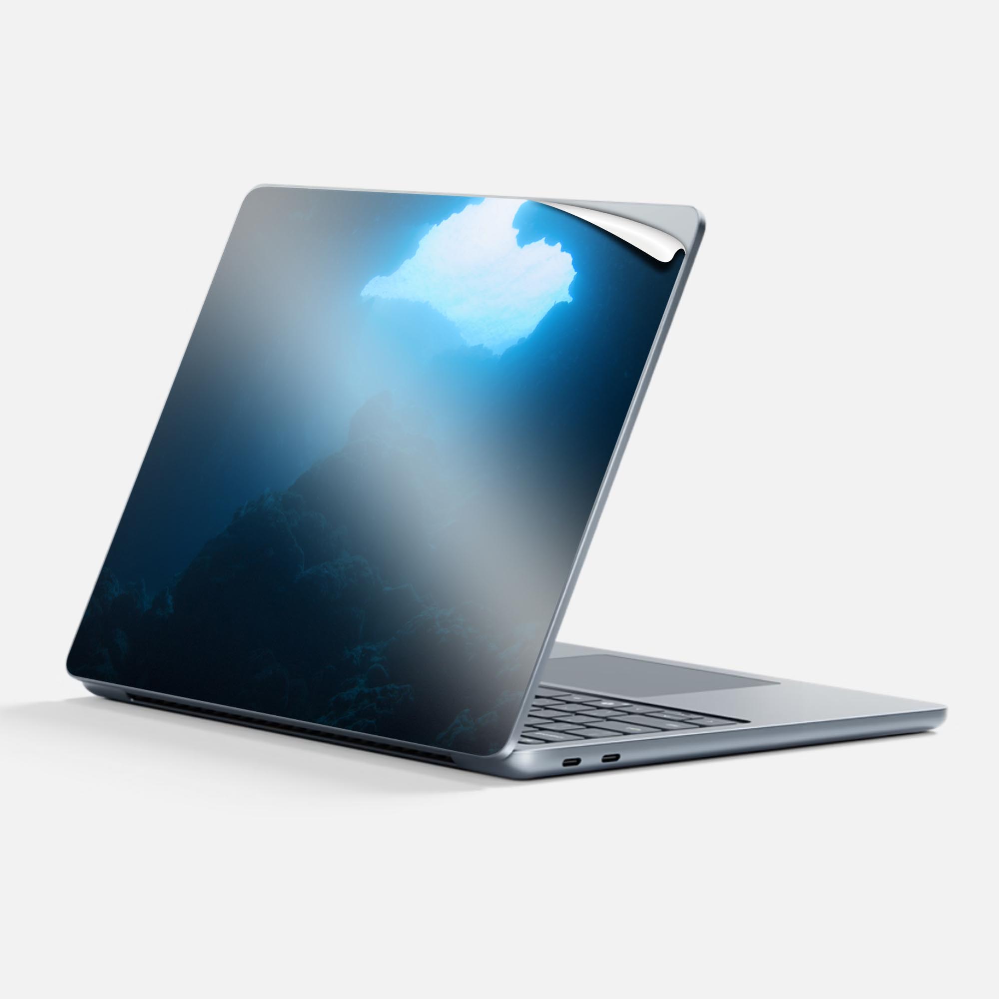 商品特徴・貼るだけでかんたん着せ替え、Surfac Laptop(第7世代) 13インチ 共通対応デザインスキンシール・高精細プリントで写真と遜色のない仕上がり！半光沢シートでしっとりツヤのある表現力・ちょっとしたすり傷からSurface本...