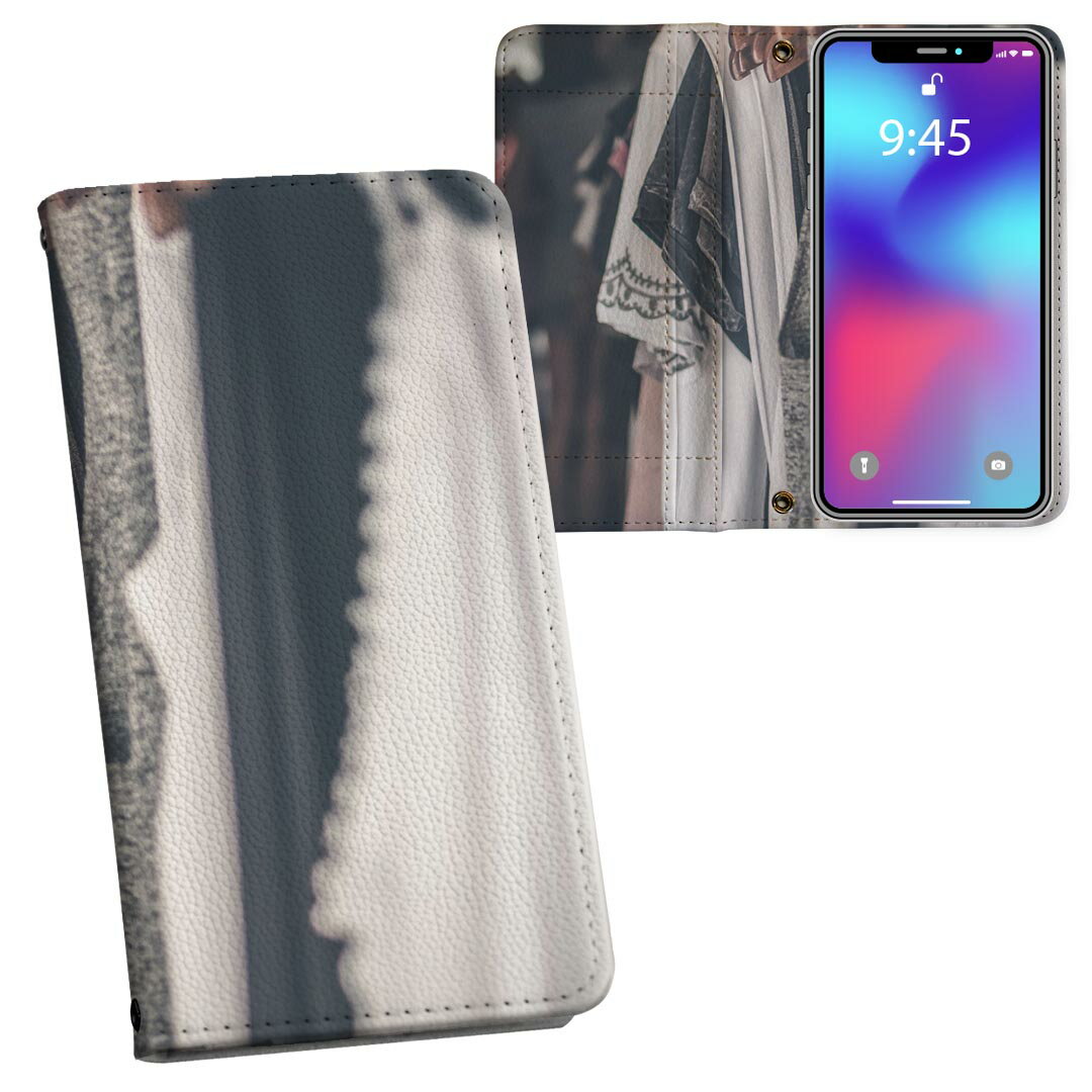 商品特徴・シームレスな全面デザイン・外側は高品質の人工革を使用・内側にはスマホを装着するケースが付属・機種専用のカメラホール仕様でケースを装着したままの撮影が可能・ワンセグや動画の視聴に便利な横置きスタンド機能・ICカードなどを2枚まで収納...