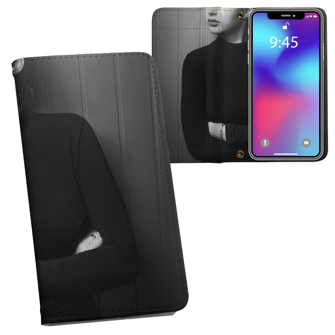 商品特徴・シームレスな全面デザイン・外側は高品質の人工革を使用・内側にはスマホを装着するケースが付属・機種専用のカメラホール仕様でケースを装着したままの撮影が可能・ワンセグや動画の視聴に便利な横置きスタンド機能・ICカードなどを2枚まで収納...