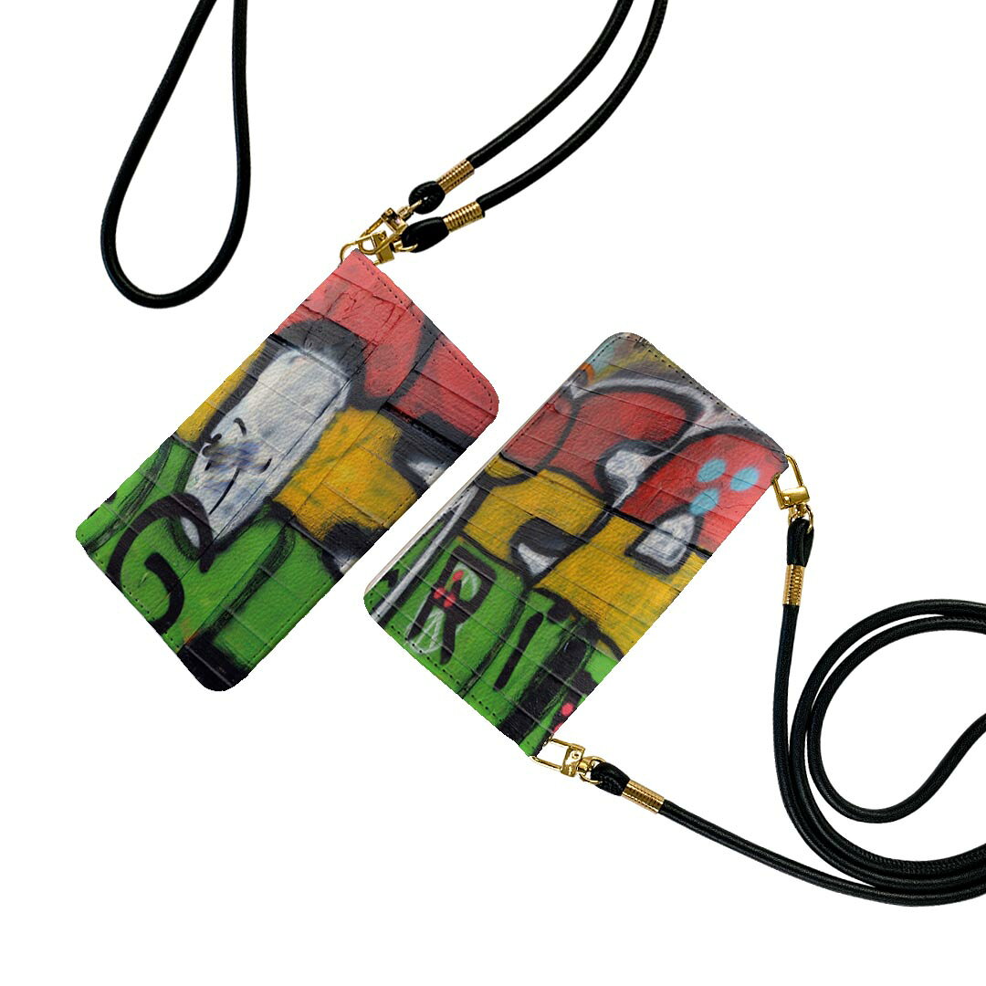 商品特徴・ショルダー付き手帳型スマホケース・シームレスな全面デザイン（内側は落ち着いたオフホワイト）・外側は高品質の人工革を使用・内側にはスマホを装着するケースが付属・機種専用のカメラホール仕様でケースを装着したままの撮影が可能・ワンセグや...