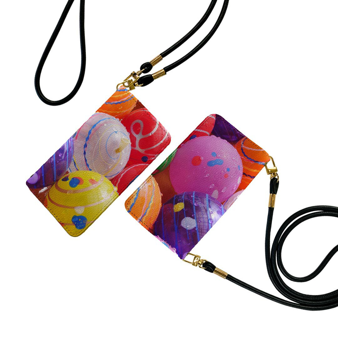 商品特徴・ショルダー付き手帳型スマホケース・シームレスな全面デザイン（内側は落ち着いたオフホワイト）・外側は高品質の人工革を使用・内側にはスマホを装着するケースが付属・機種専用のカメラホール仕様でケースを装着したままの撮影が可能・ワンセグや...