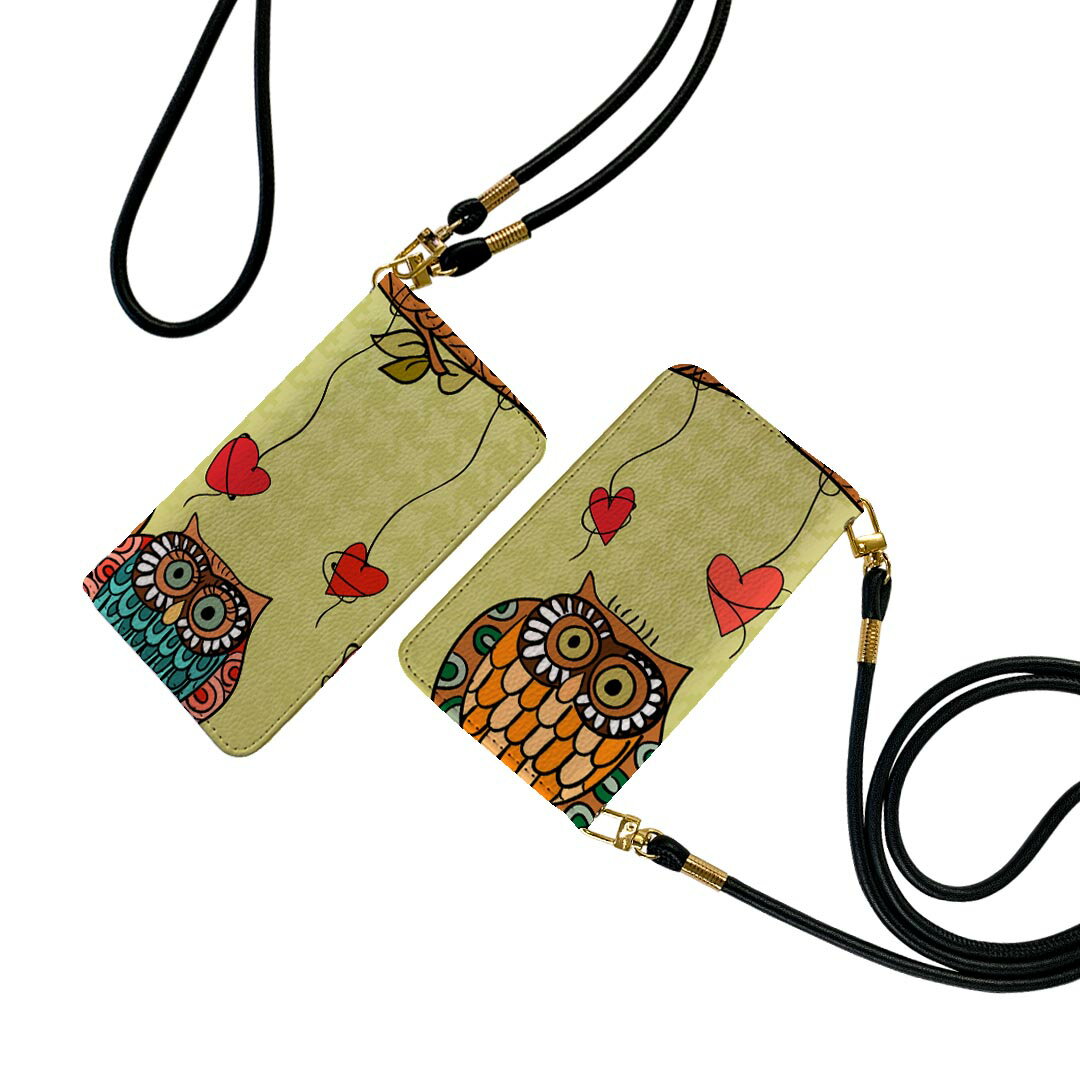 商品特徴・ショルダー付き手帳型スマホケース・シームレスな全面デザイン（内側は落ち着いたオフホワイト）・外側は高品質の人工革を使用・内側にはスマホを装着するケースが付属・機種専用のカメラホール仕様でケースを装着したままの撮影が可能・ワンセグや...