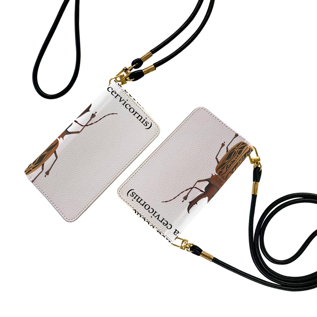 商品特徴・ショルダー付き手帳型スマホケース・シームレスな全面デザイン（内側は落ち着いたオフホワイト）・外側は高品質の人工革を使用・内側にはスマホを装着するケースが付属・機種専用のカメラホール仕様でケースを装着したままの撮影が可能・ワンセグや...