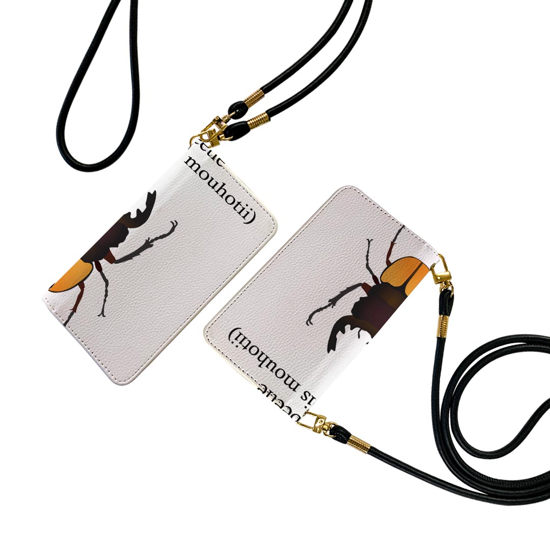 商品特徴・ショルダー付き手帳型スマホケース・シームレスな全面デザイン（内側は落ち着いたオフホワイト）・外側は高品質の人工革を使用・内側にはスマホを装着するケースが付属・機種専用のカメラホール仕様でケースを装着したままの撮影が可能・ワンセグや...