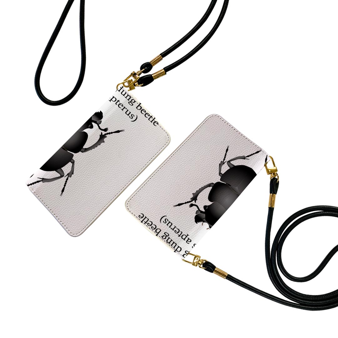 商品特徴・ショルダー付き手帳型スマホケース・シームレスな全面デザイン（内側は落ち着いたオフホワイト）・外側は高品質の人工革を使用・内側にはスマホを装着するケースが付属・機種専用のカメラホール仕様でケースを装着したままの撮影が可能・ワンセグや...