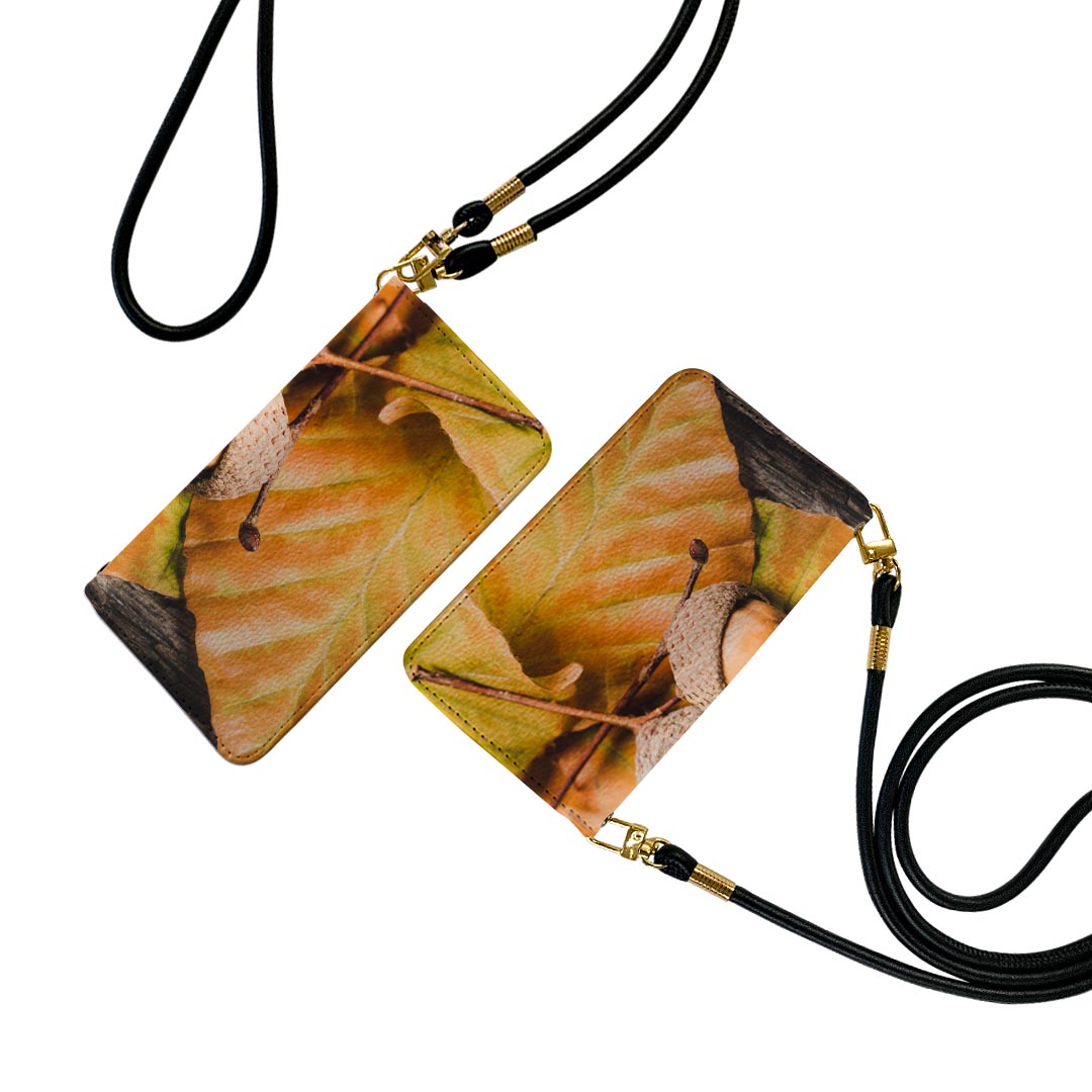 商品特徴・ショルダー付き手帳型スマホケース・シームレスな全面デザイン（内側は落ち着いたオフホワイト）・外側は高品質の人工革を使用・内側にはスマホを装着するケースが付属・機種専用のカメラホール仕様でケースを装着したままの撮影が可能・ワンセグや...