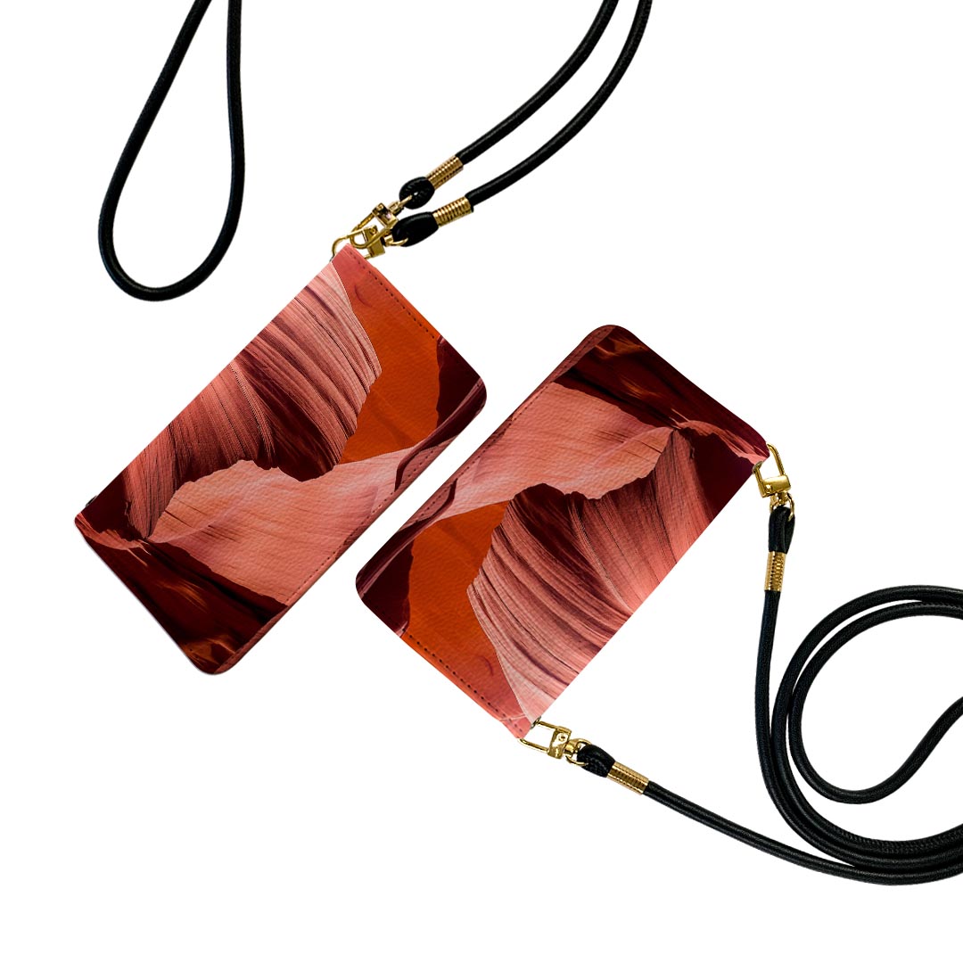 商品特徴・ショルダー付き手帳型スマホケース・シームレスな全面デザイン（内側は落ち着いたオフホワイト）・外側は高品質の人工革を使用・内側にはスマホを装着するケースが付属・機種専用のカメラホール仕様でケースを装着したままの撮影が可能・ワンセグや...