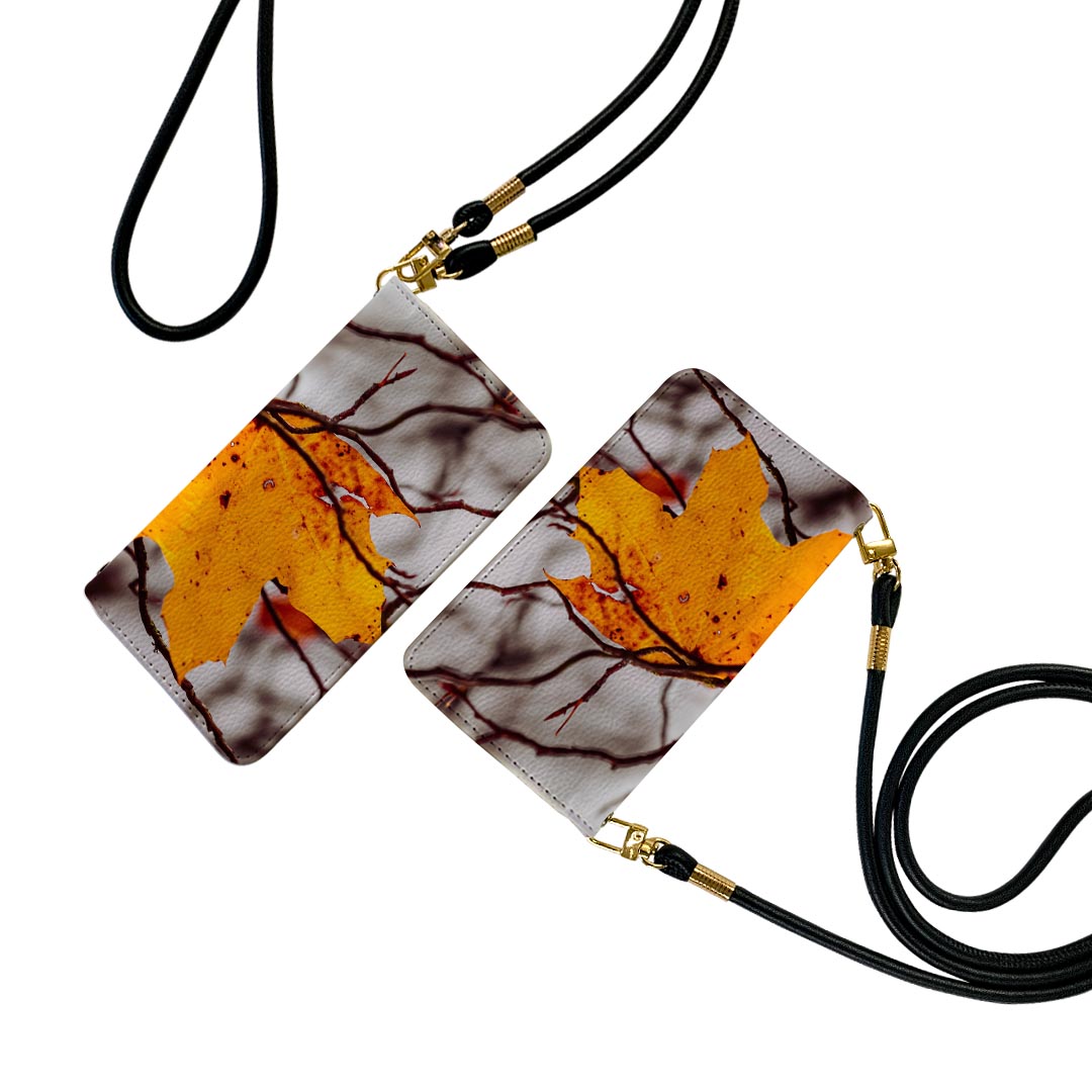 商品特徴・ショルダー付き手帳型スマホケース・シームレスな全面デザイン（内側は落ち着いたオフホワイト）・外側は高品質の人工革を使用・内側にはスマホを装着するケースが付属・機種専用のカメラホール仕様でケースを装着したままの撮影が可能・ワンセグや...