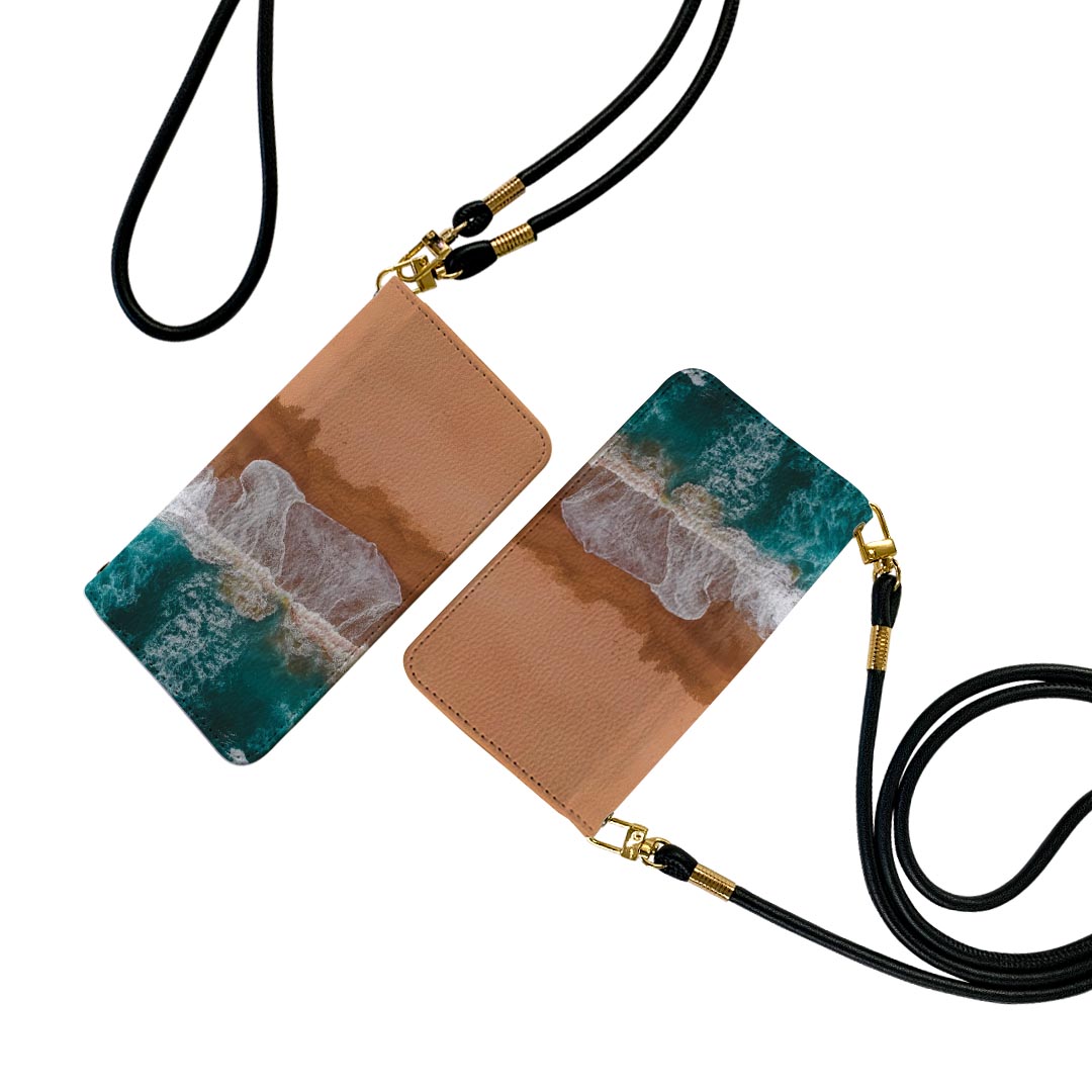 商品特徴・ショルダー付き手帳型スマホケース・シームレスな全面デザイン（内側は落ち着いたオフホワイト）・外側は高品質の人工革を使用・内側にはスマホを装着するケースが付属・機種専用のカメラホール仕様でケースを装着したままの撮影が可能・ワンセグや...