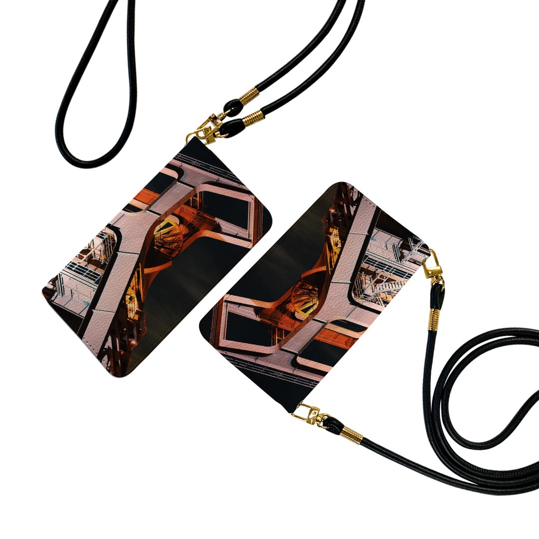 商品特徴・ショルダー付き手帳型スマホケース・シームレスな全面デザイン（内側は落ち着いたオフホワイト）・外側は高品質の人工革を使用・内側にはスマホを装着するケースが付属・機種専用のカメラホール仕様でケースを装着したままの撮影が可能・ワンセグや...