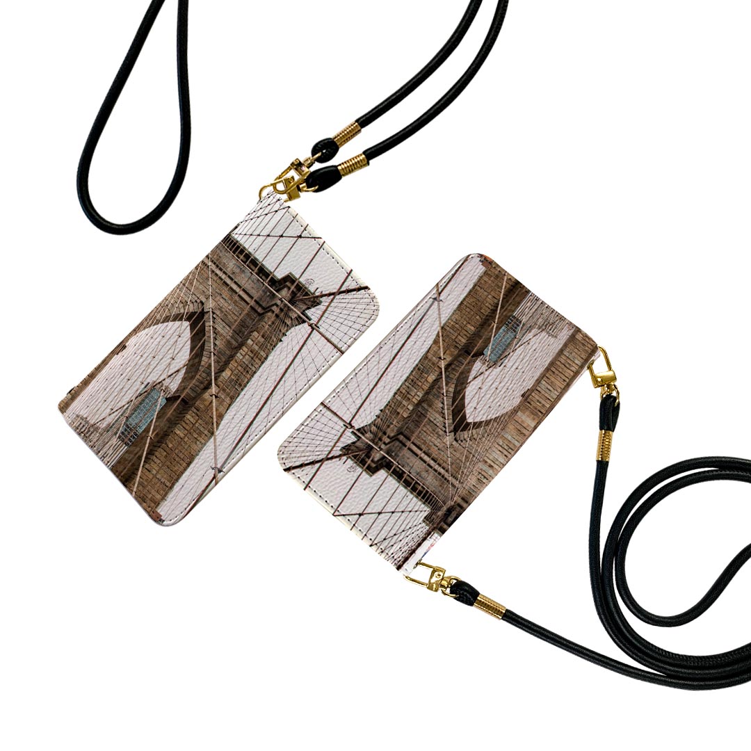 商品特徴・ショルダー付き手帳型スマホケース・シームレスな全面デザイン（内側は落ち着いたオフホワイト）・外側は高品質の人工革を使用・内側にはスマホを装着するケースが付属・機種専用のカメラホール仕様でケースを装着したままの撮影が可能・ワンセグや...