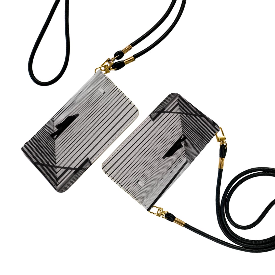 商品特徴・ショルダー付き手帳型スマホケース・シームレスな全面デザイン（内側は落ち着いたオフホワイト）・外側は高品質の人工革を使用・内側にはスマホを装着するケースが付属・機種専用のカメラホール仕様でケースを装着したままの撮影が可能・ワンセグや...