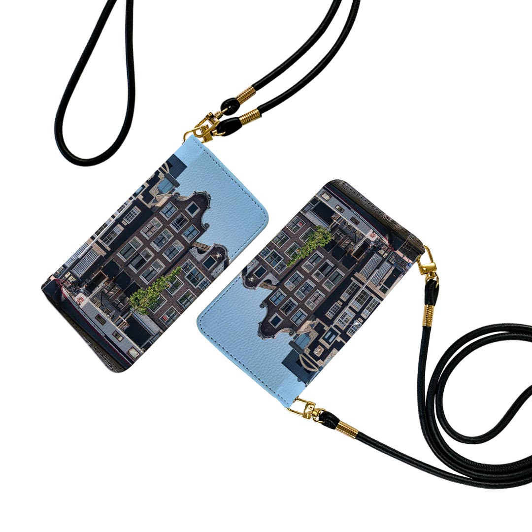 商品特徴・ショルダー付き手帳型スマホケース・シームレスな全面デザイン（内側は落ち着いたオフホワイト）・外側は高品質の人工革を使用・内側にはスマホを装着するケースが付属・機種専用のカメラホール仕様でケースを装着したままの撮影が可能・ワンセグや...