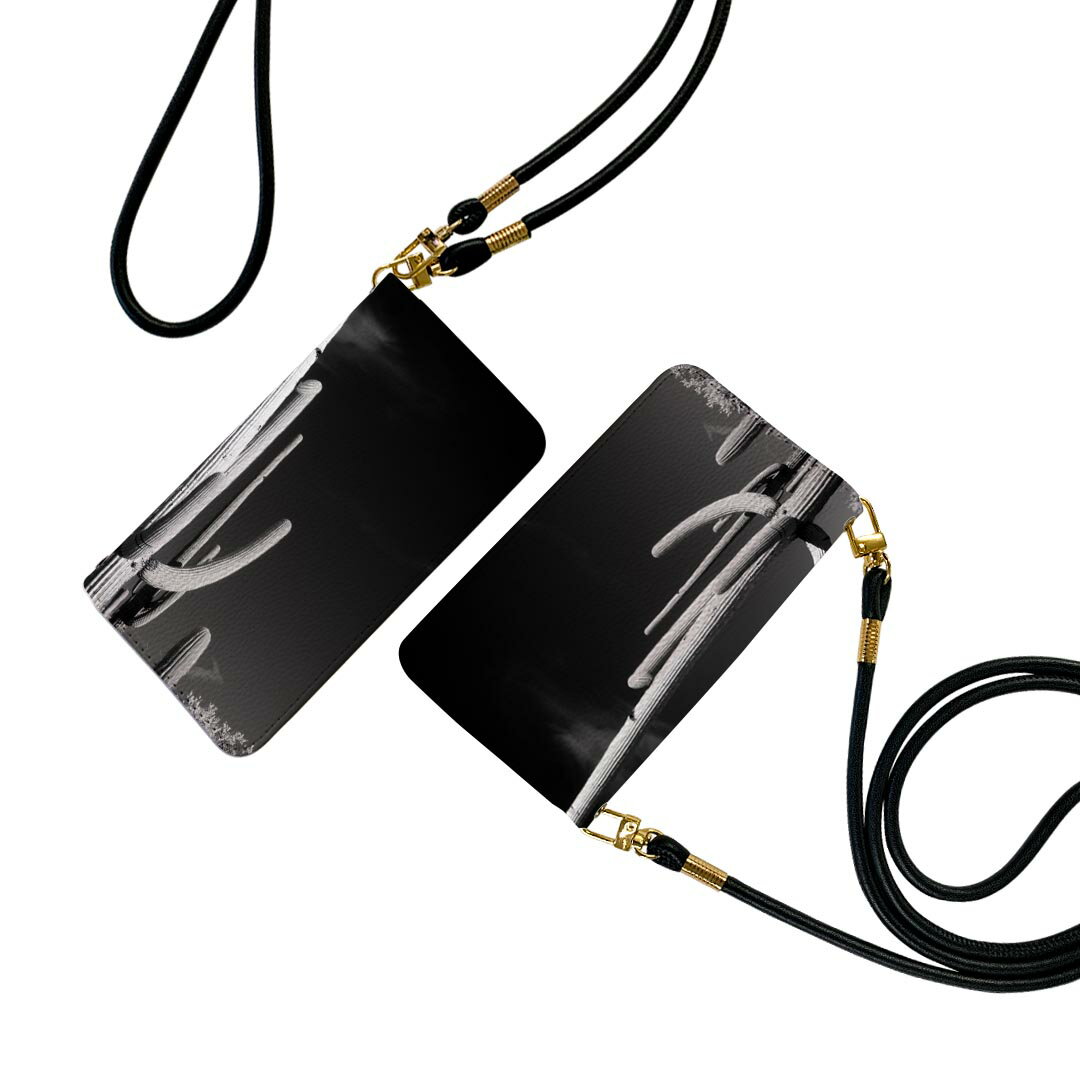 商品特徴・ショルダー付き手帳型スマホケース・シームレスな全面デザイン（内側は落ち着いたオフホワイト）・外側は高品質の人工革を使用・内側にはスマホを装着するケースが付属・機種専用のカメラホール仕様でケースを装着したままの撮影が可能・ワンセグや...