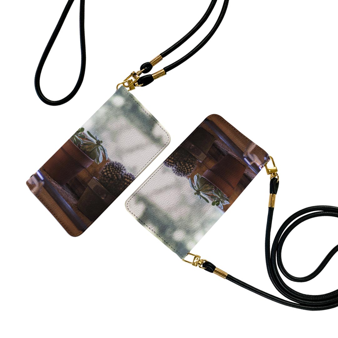 商品特徴・ショルダー付き手帳型スマホケース・シームレスな全面デザイン（内側は落ち着いたオフホワイト）・外側は高品質の人工革を使用・内側にはスマホを装着するケースが付属・機種専用のカメラホール仕様でケースを装着したままの撮影が可能・ワンセグや...