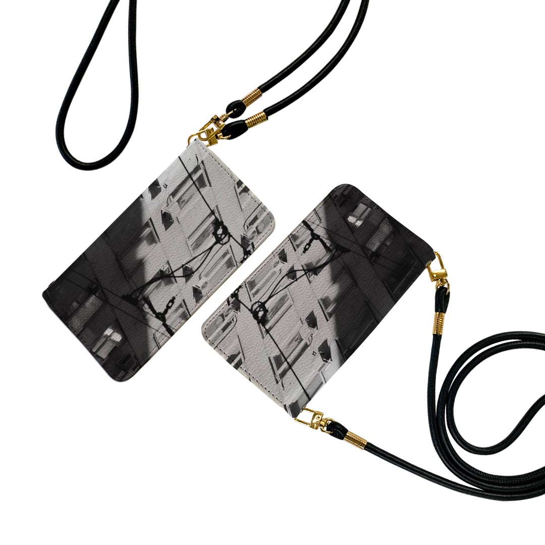 商品特徴・ショルダー付き手帳型スマホケース・シームレスな全面デザイン（内側は落ち着いたオフホワイト）・外側は高品質の人工革を使用・内側にはスマホを装着するケースが付属・機種専用のカメラホール仕様でケースを装着したままの撮影が可能・ワンセグや...