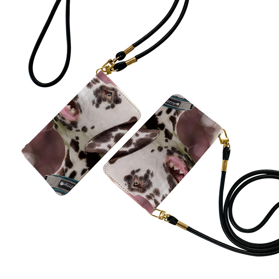 商品特徴・ショルダー付き手帳型スマホケース・シームレスな全面デザイン（内側は落ち着いたオフホワイト）・外側は高品質の人工革を使用・内側にはスマホを装着するケースが付属・機種専用のカメラホール仕様でケースを装着したままの撮影が可能・ワンセグや...