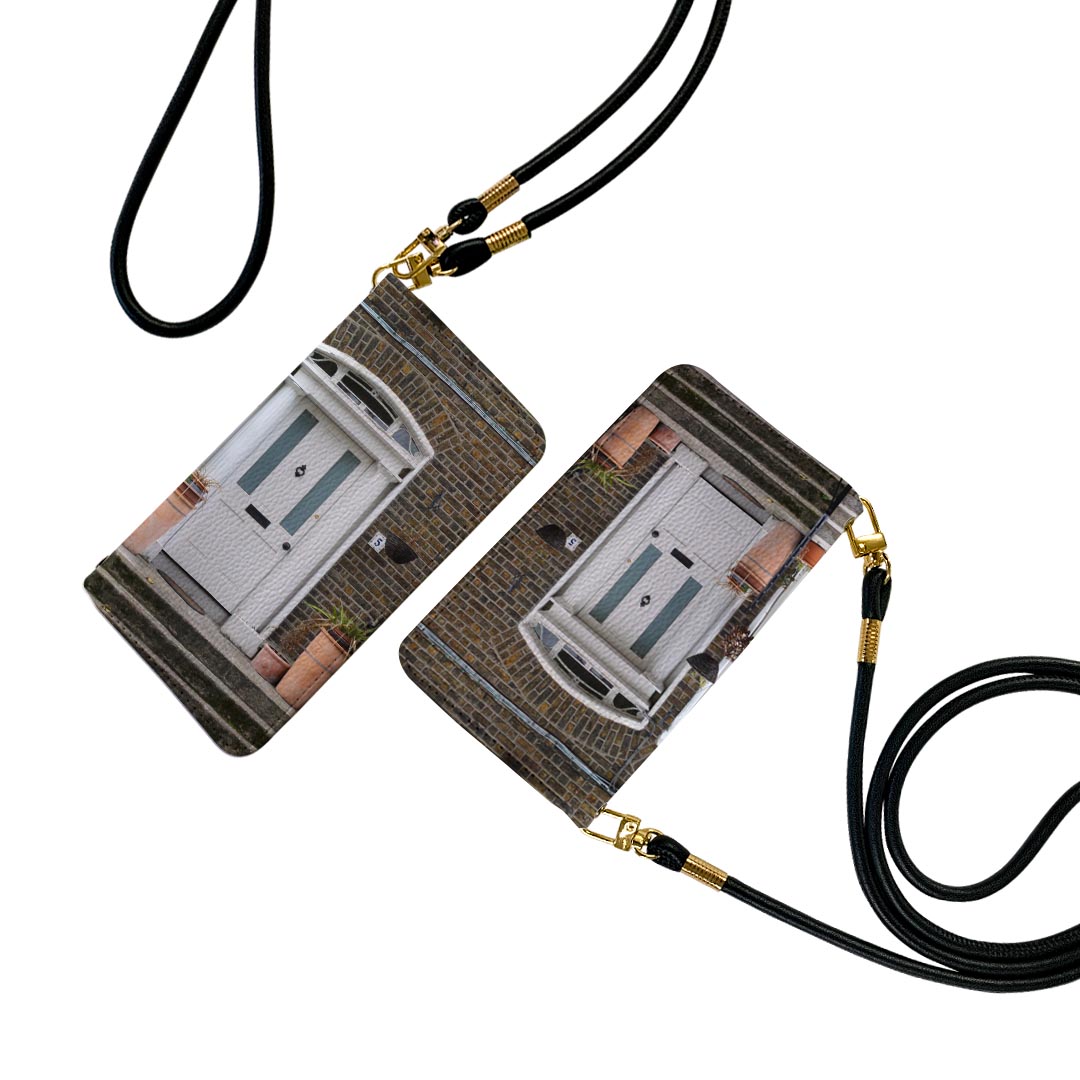 商品特徴・ショルダー付き手帳型スマホケース・シームレスな全面デザイン（内側は落ち着いたオフホワイト）・外側は高品質の人工革を使用・内側にはスマホを装着するケースが付属・機種専用のカメラホール仕様でケースを装着したままの撮影が可能・ワンセグや...