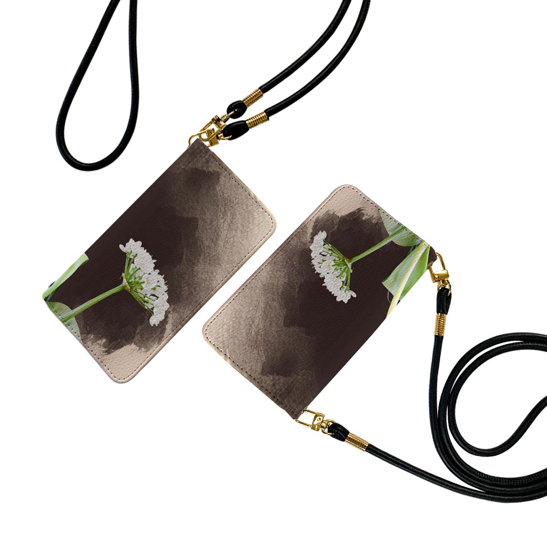 商品特徴・ショルダー付き手帳型スマホケース・シームレスな全面デザイン（内側は落ち着いたオフホワイト）・外側は高品質の人工革を使用・内側にはスマホを装着するケースが付属・機種専用のカメラホール仕様でケースを装着したままの撮影が可能・ワンセグや...