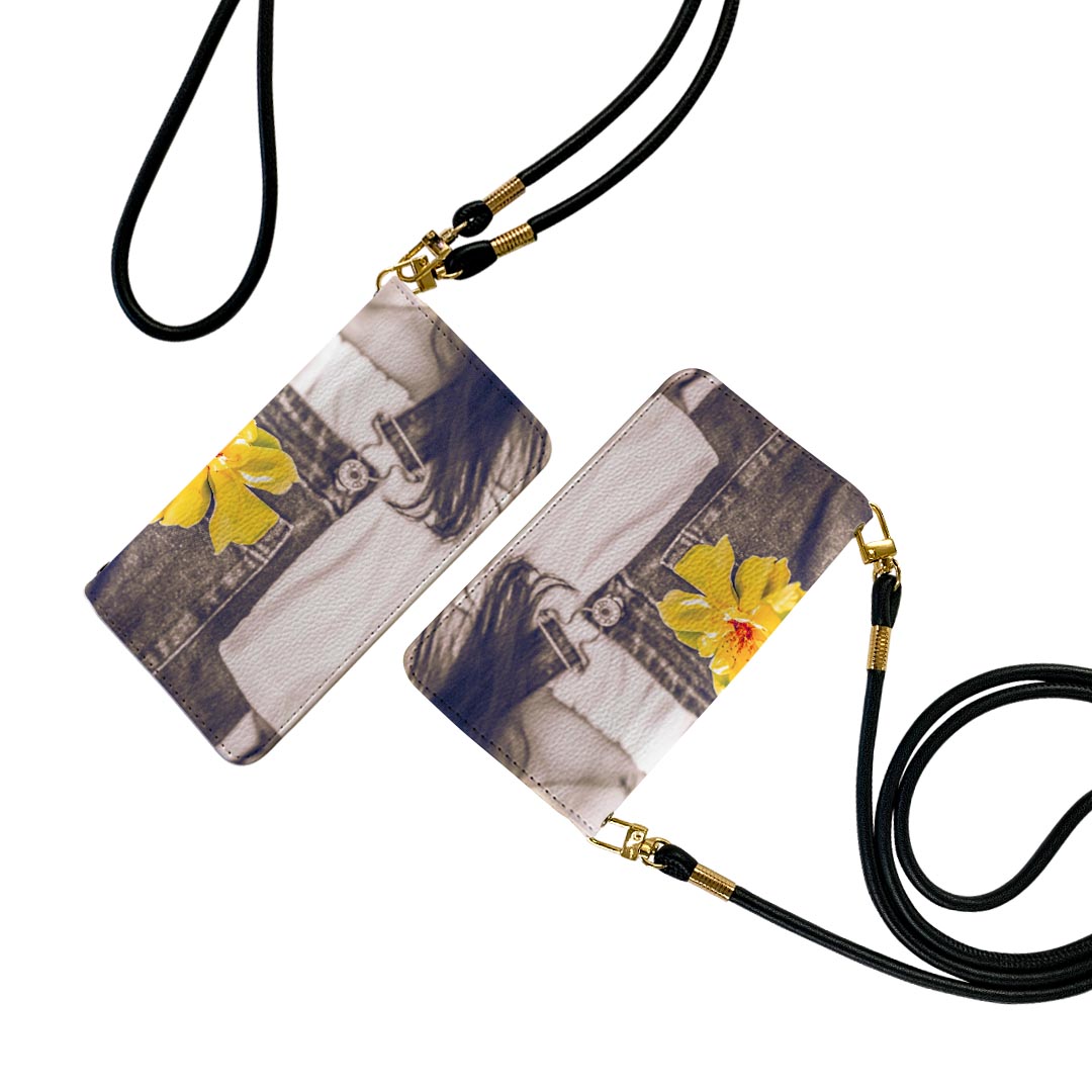 商品特徴・ショルダー付き手帳型スマホケース・シームレスな全面デザイン（内側は落ち着いたオフホワイト）・外側は高品質の人工革を使用・内側にはスマホを装着するケースが付属・機種専用のカメラホール仕様でケースを装着したままの撮影が可能・ワンセグや...