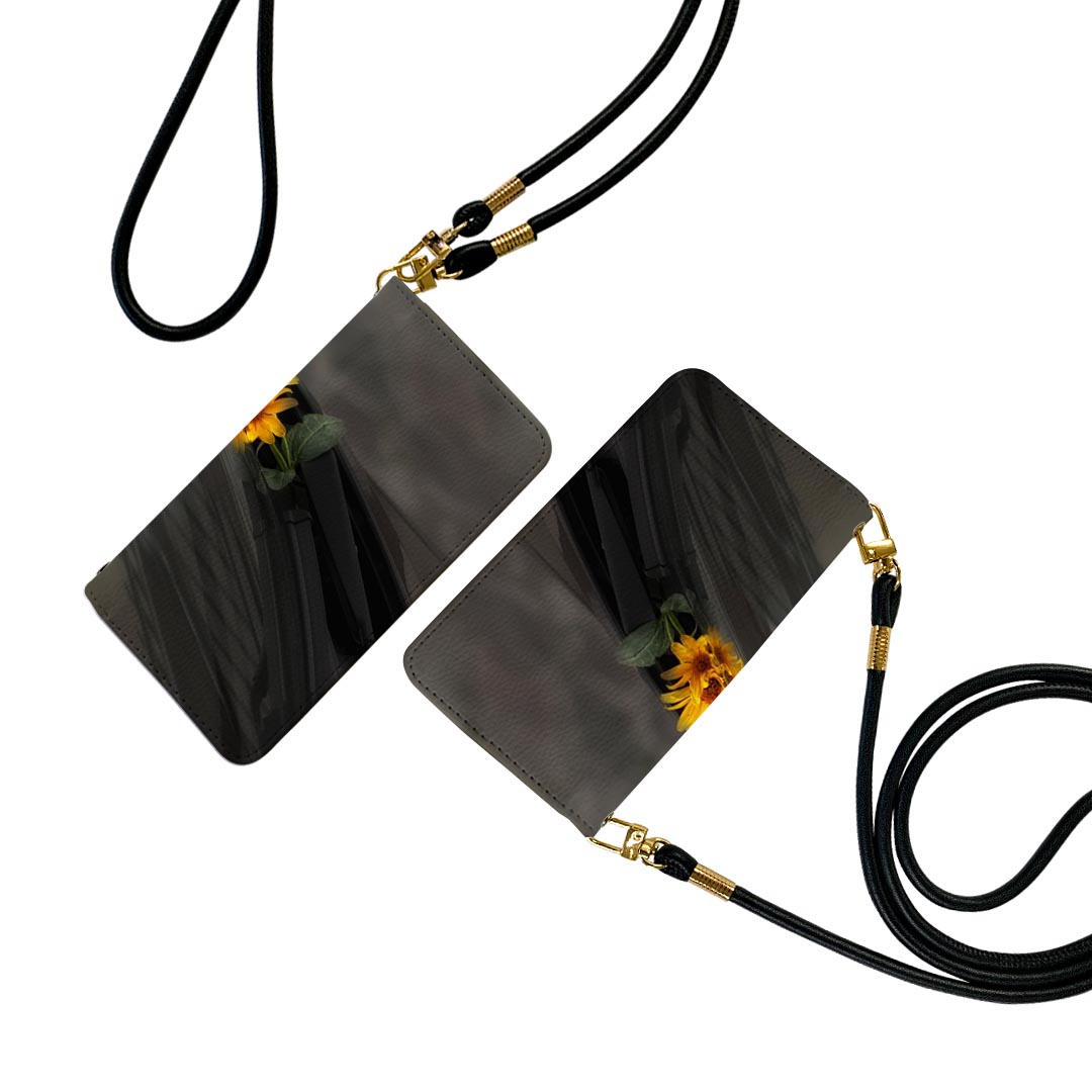 商品特徴・ショルダー付き手帳型スマホケース・シームレスな全面デザイン（内側は落ち着いたオフホワイト）・外側は高品質の人工革を使用・内側にはスマホを装着するケースが付属・機種専用のカメラホール仕様でケースを装着したままの撮影が可能・ワンセグや...