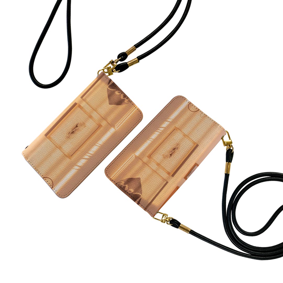 商品特徴・ショルダー付き手帳型スマホケース・シームレスな全面デザイン（内側は落ち着いたオフホワイト）・外側は高品質の人工革を使用・内側にはスマホを装着するケースが付属・機種専用のカメラホール仕様でケースを装着したままの撮影が可能・ワンセグや...