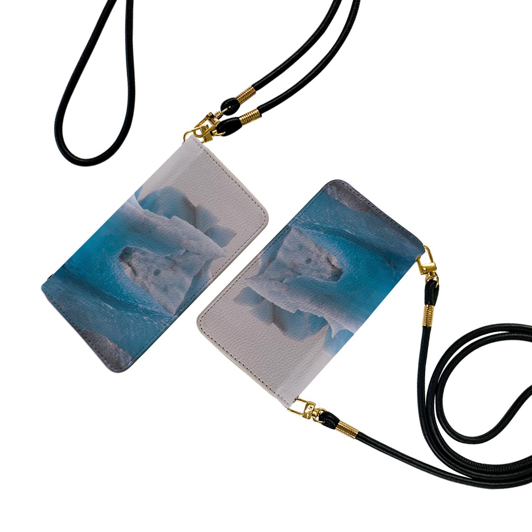 商品特徴・ショルダー付き手帳型スマホケース・シームレスな全面デザイン（内側は落ち着いたオフホワイト）・外側は高品質の人工革を使用・内側にはスマホを装着するケースが付属・機種専用のカメラホール仕様でケースを装着したままの撮影が可能・ワンセグや...