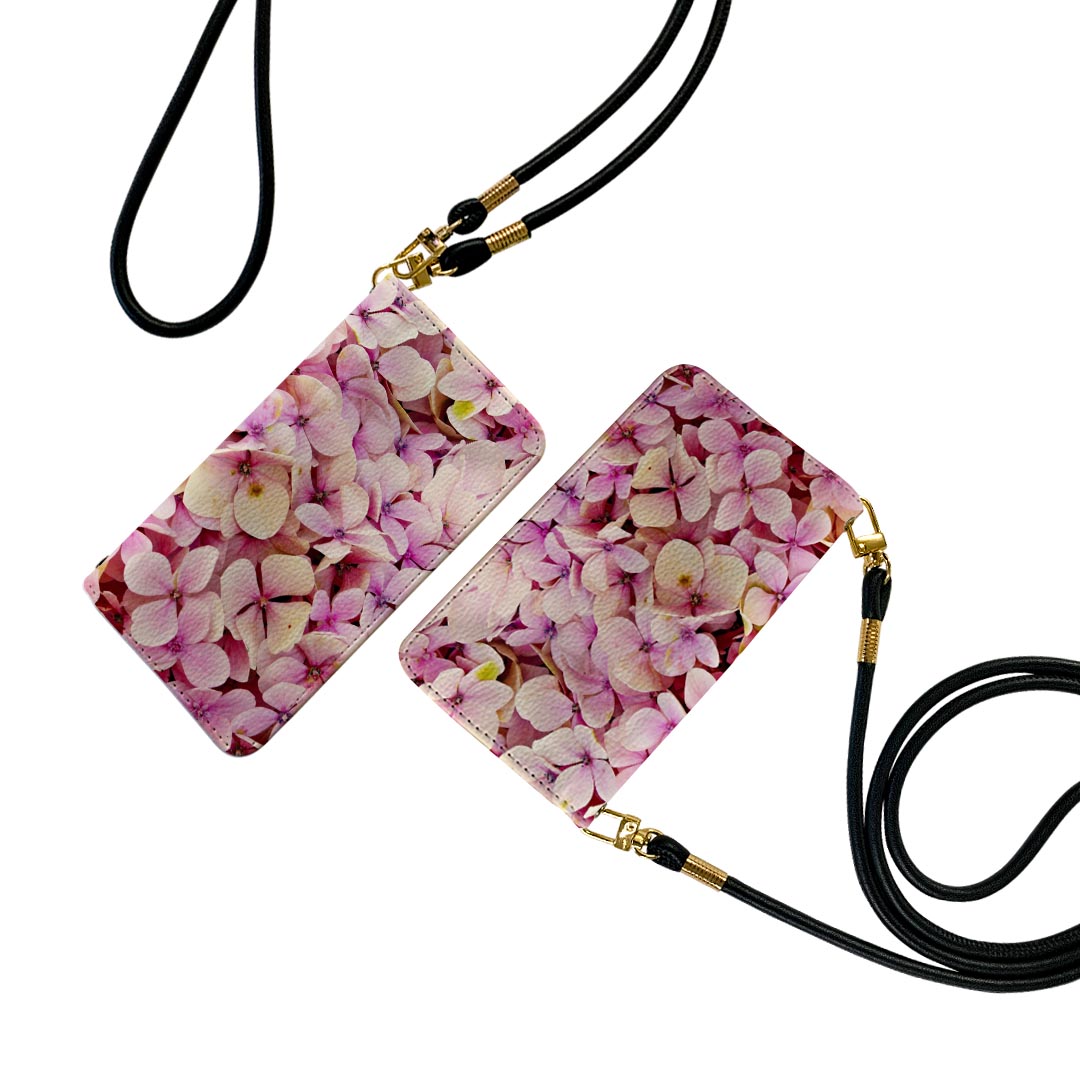 商品特徴・ショルダー付き手帳型スマホケース・シームレスな全面デザイン（内側は落ち着いたオフホワイト）・外側は高品質の人工革を使用・内側にはスマホを装着するケースが付属・機種専用のカメラホール仕様でケースを装着したままの撮影が可能・ワンセグや...